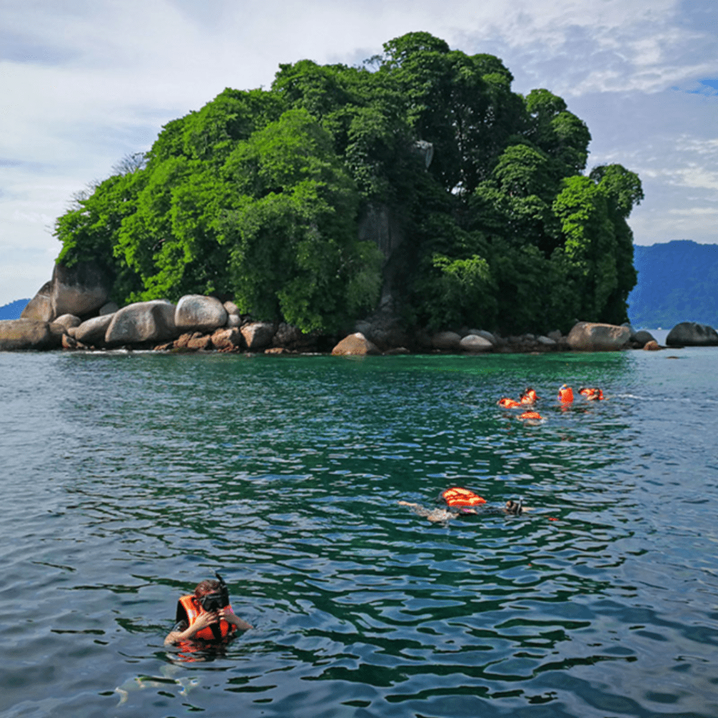 Explore Renggis Island Spots in Tioman Islands - SGJB Taxis